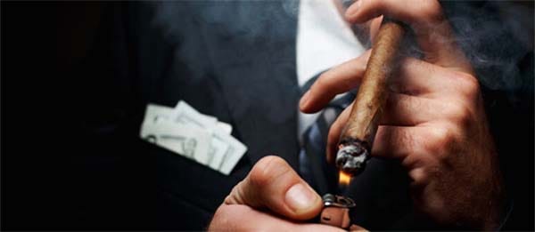 How to Hold a Cigar Properly: 6 Different Methods - Plush Cigar